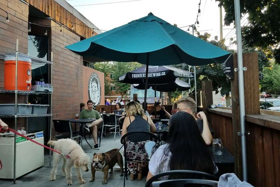 11 dog-friendly bars, restaurants with patios in Seattle
