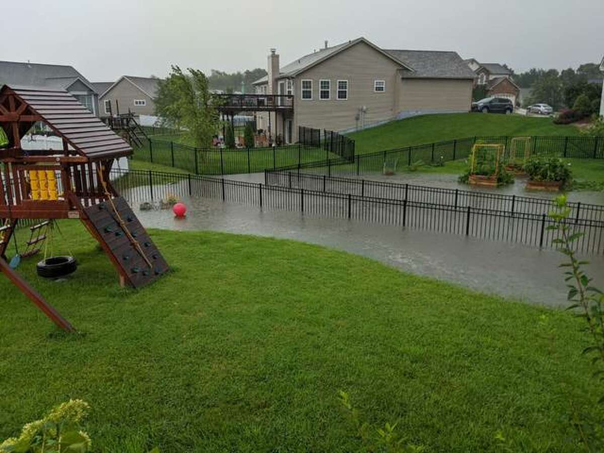 Heavy rain causes flash floods in Glen Carbon area