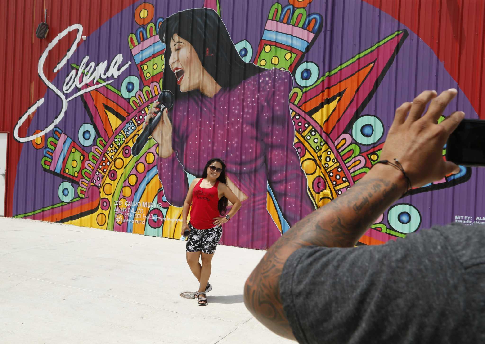 Essay: Selena mural transforms a blank wall into a selfie hotspot on ...