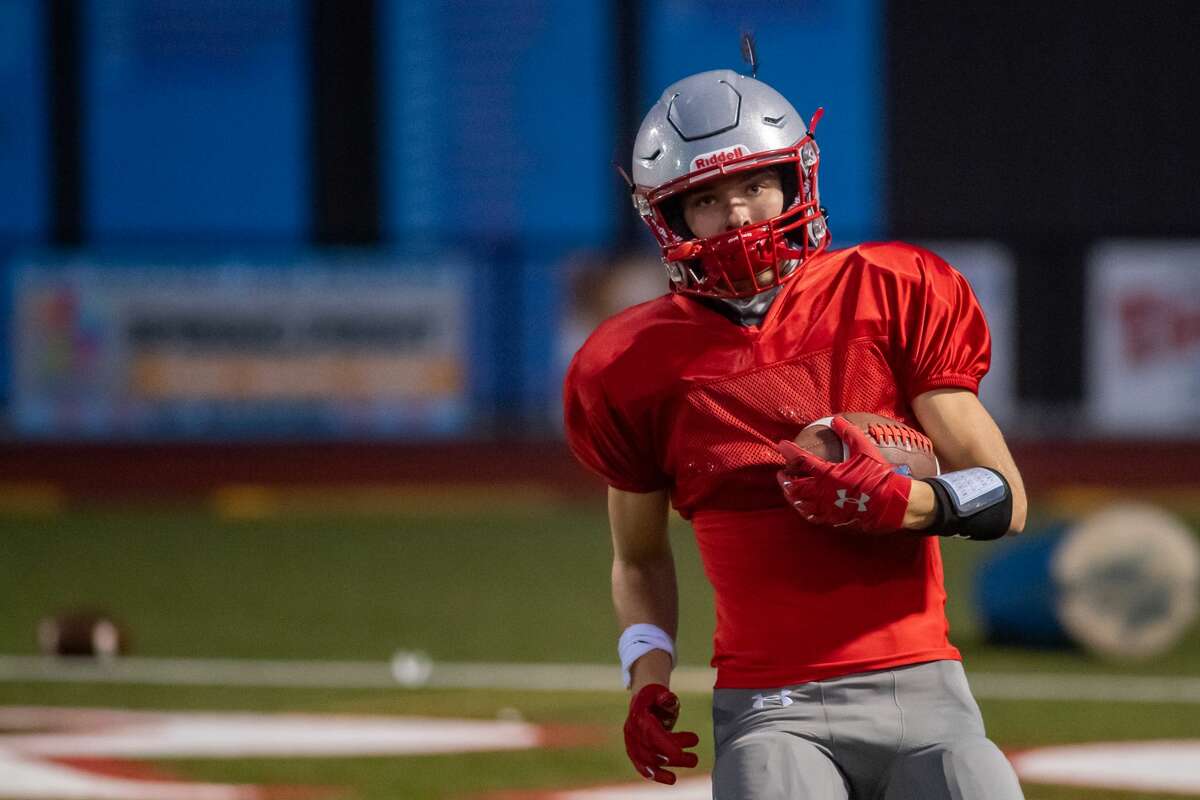 Lumberton Raiders show off new offensive scheme in home opener