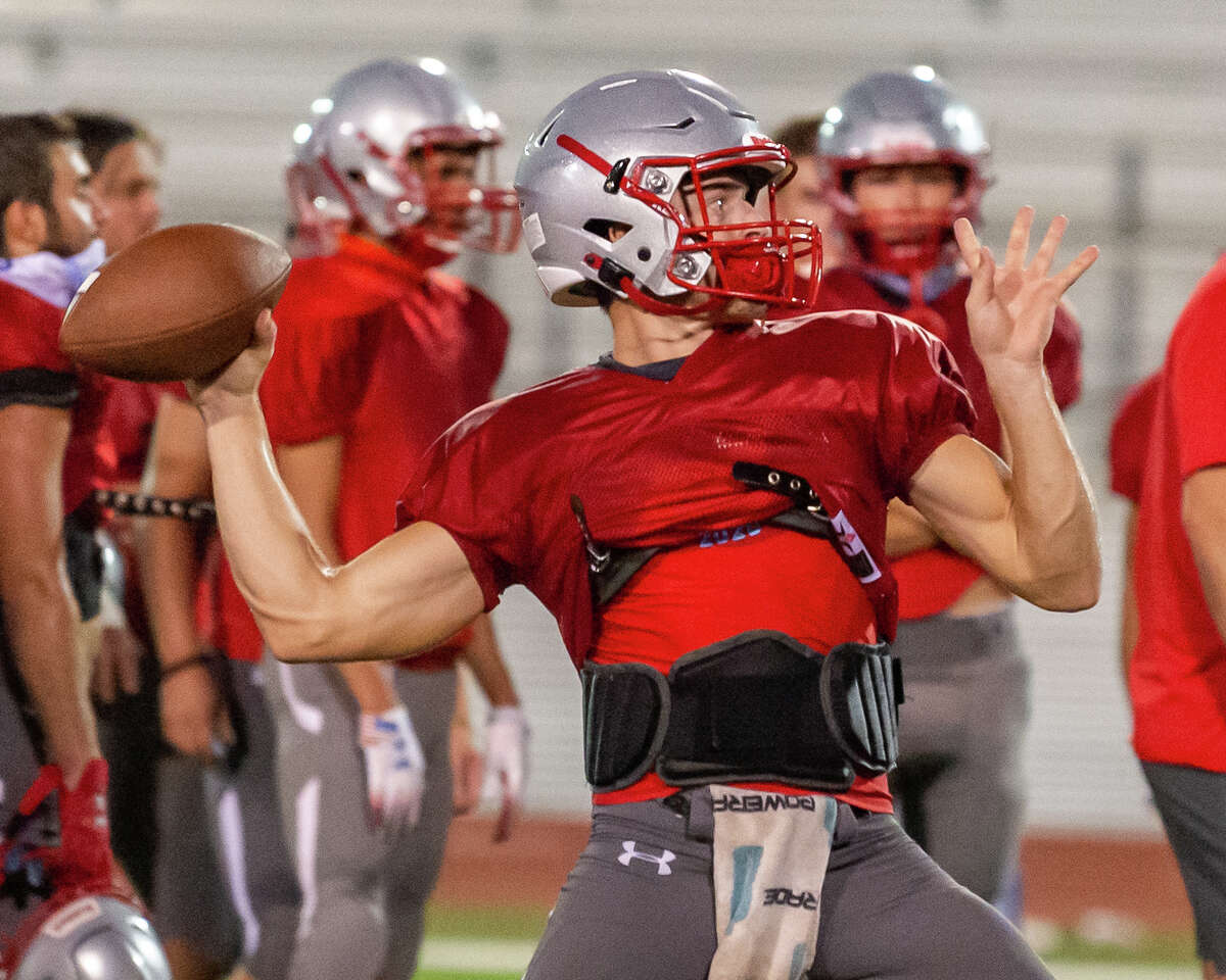 Lumberton Raiders show off new offensive scheme in home opener