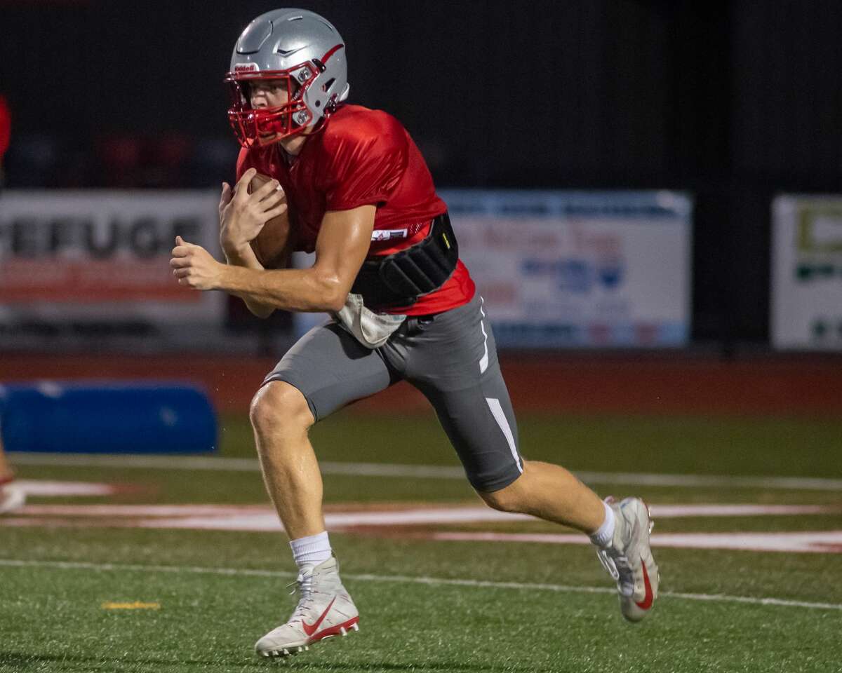 Lumberton Raiders show off new offensive scheme in home opener
