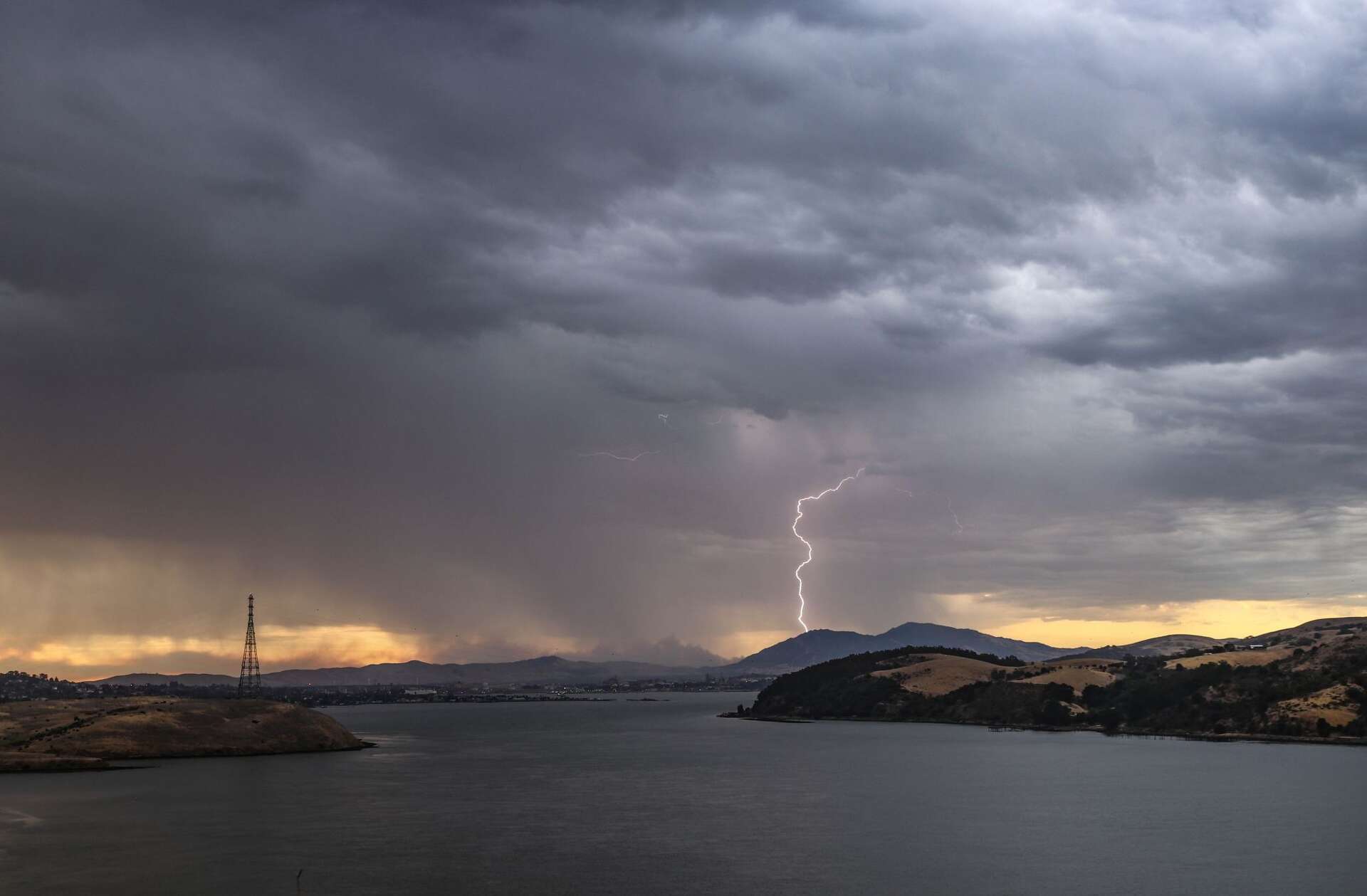 Confidence high Bay Area will see lightning, erratic winds Sunday