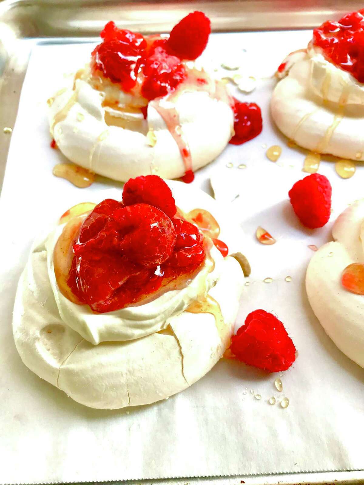 Recipe: Pavlova with rosé and raspberry syrup
