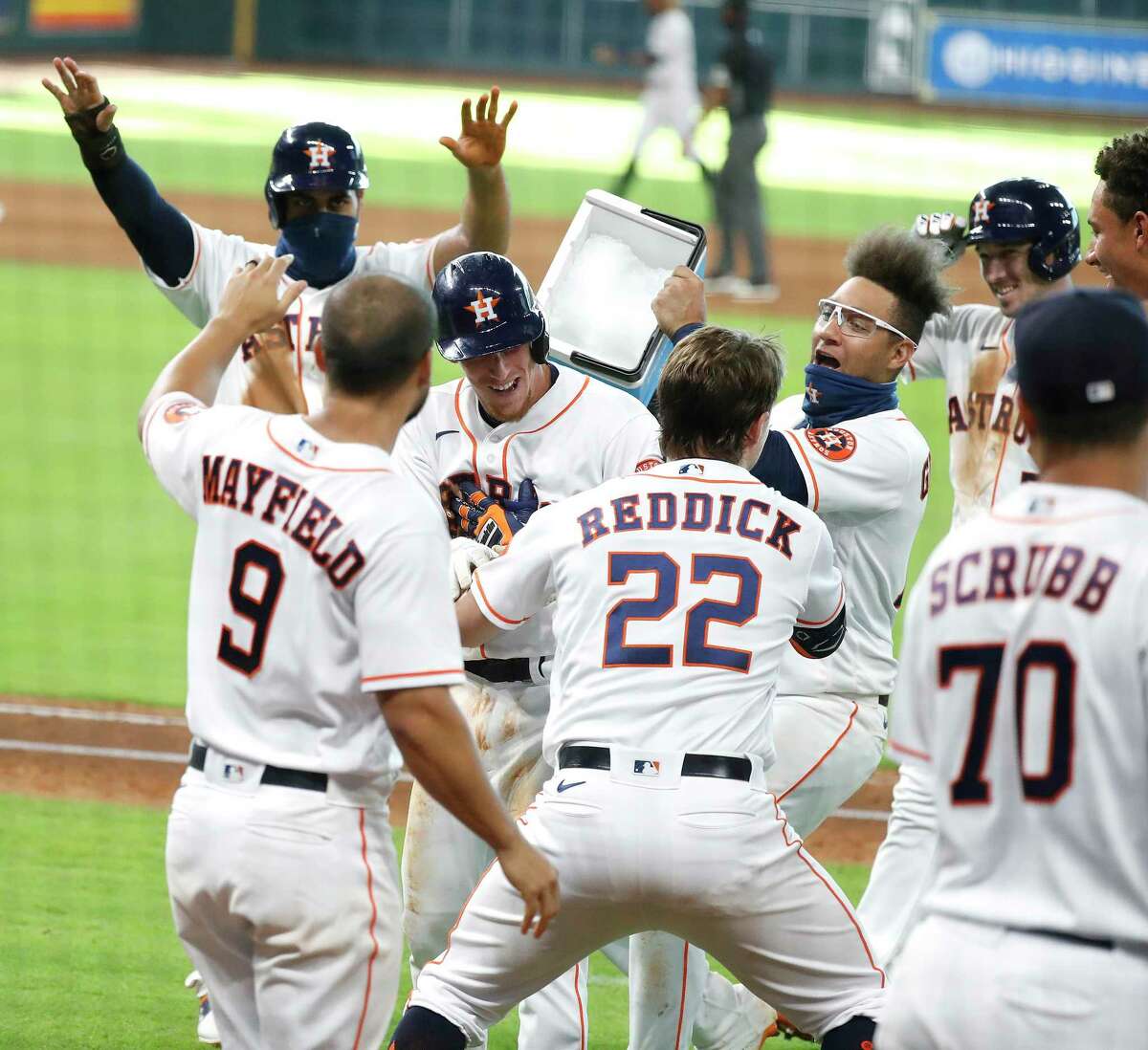 Astros beat Rockies in 11 innings for sixth win in a row