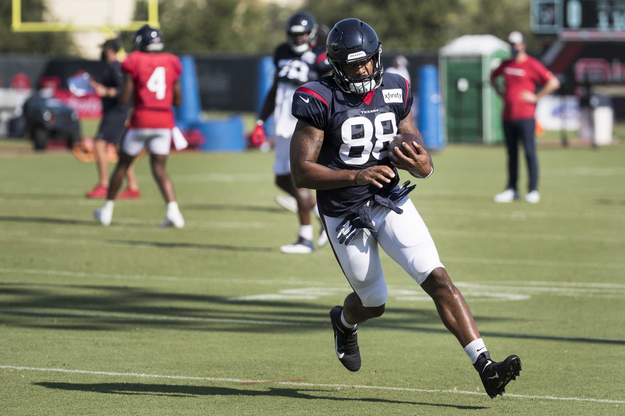 Texans' Jordan Akins finds scoring touch; Jordan Thomas toughs it out