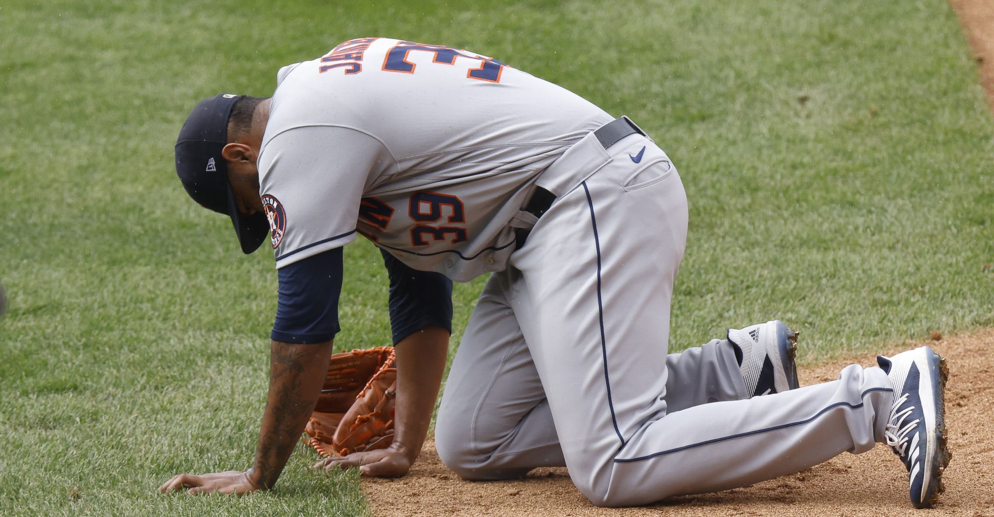 Astros' Josh James suffers hip injury in win over Rockies