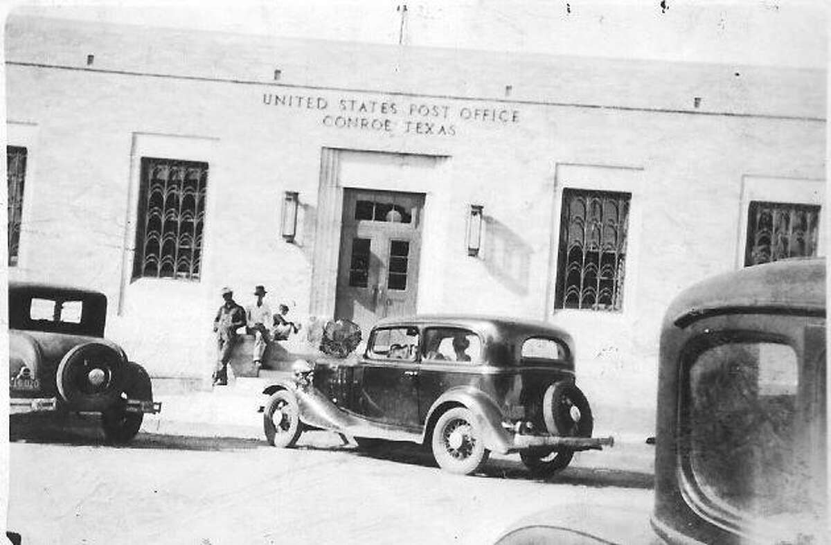 Photo of Conroe post office mural uncovered