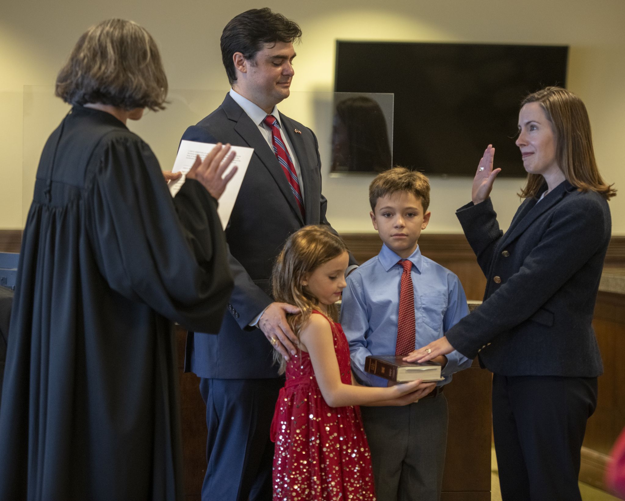 Robertson sworn in as judge of 385th District Court