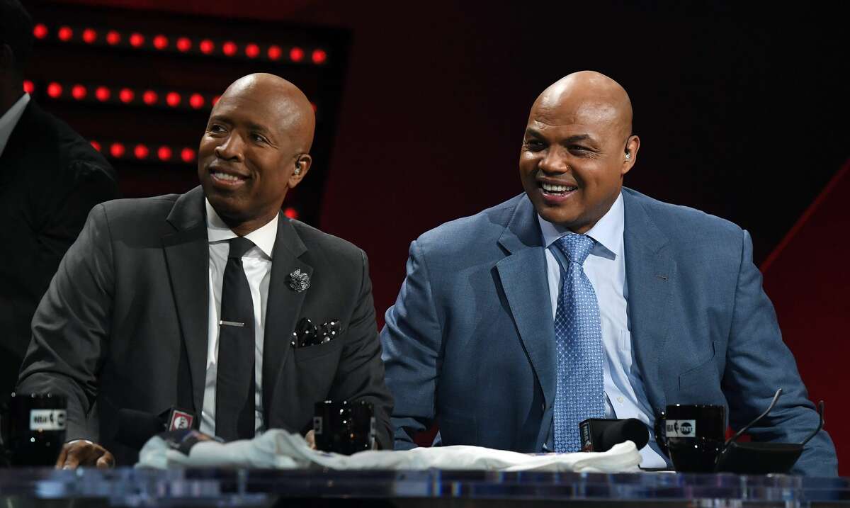 Kenny Smith walks off 'Inside the NBA' in support of players