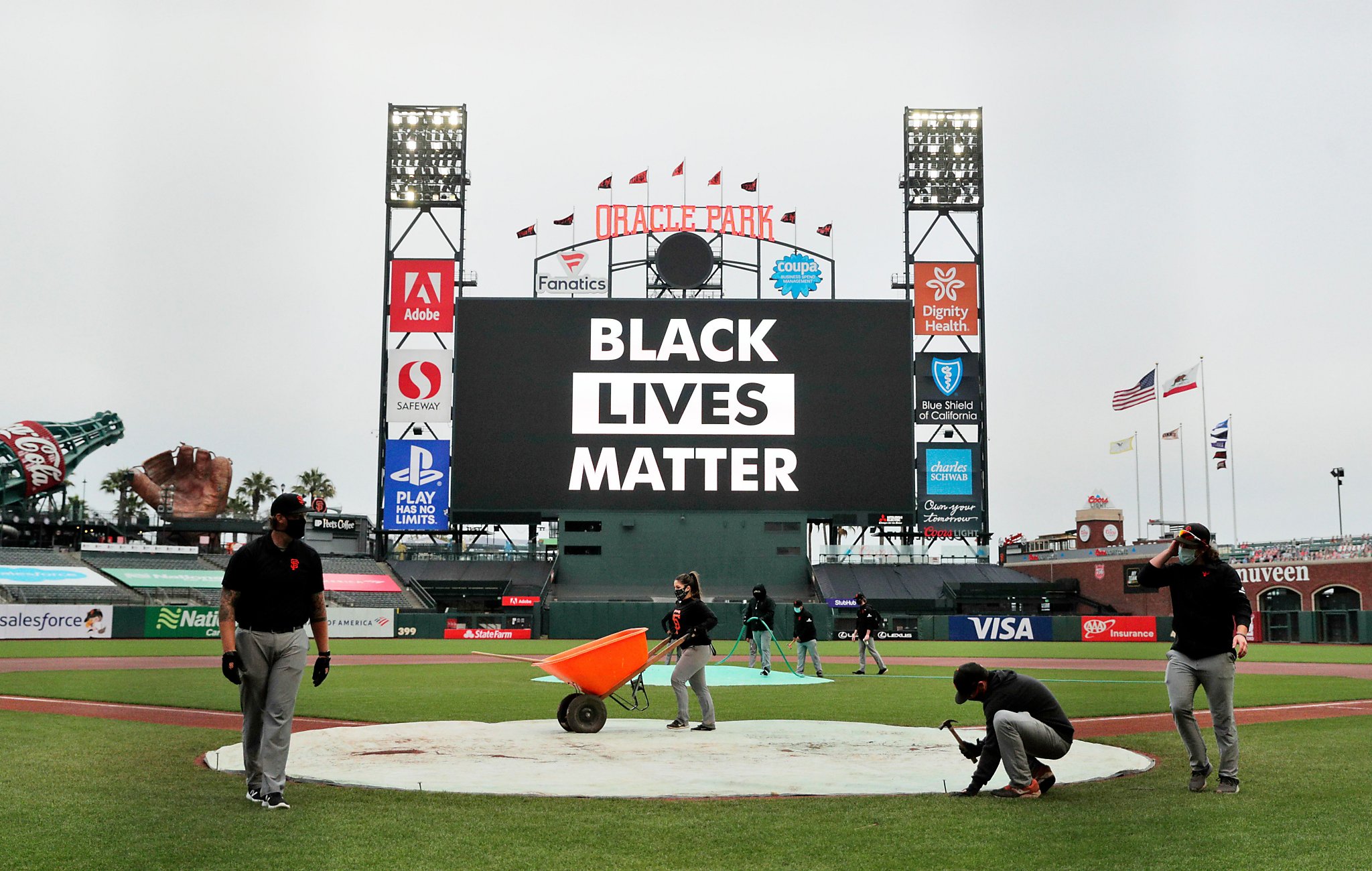 Giants, Dodgers sit out game in protest of Jacob Blake police shooting