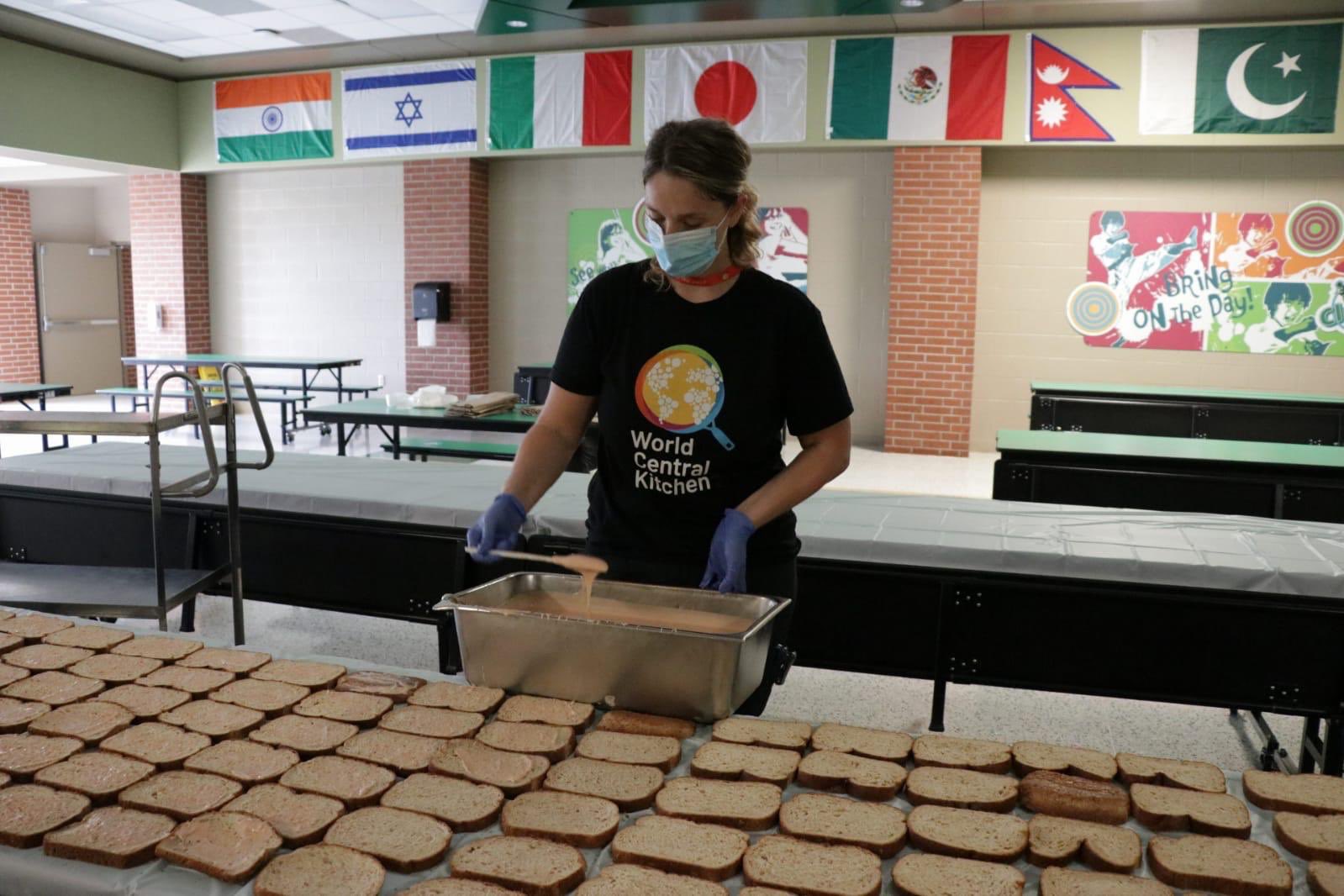 Chef José Andrés' World Central Kitchen pitches in with Hurricane Laura ...
