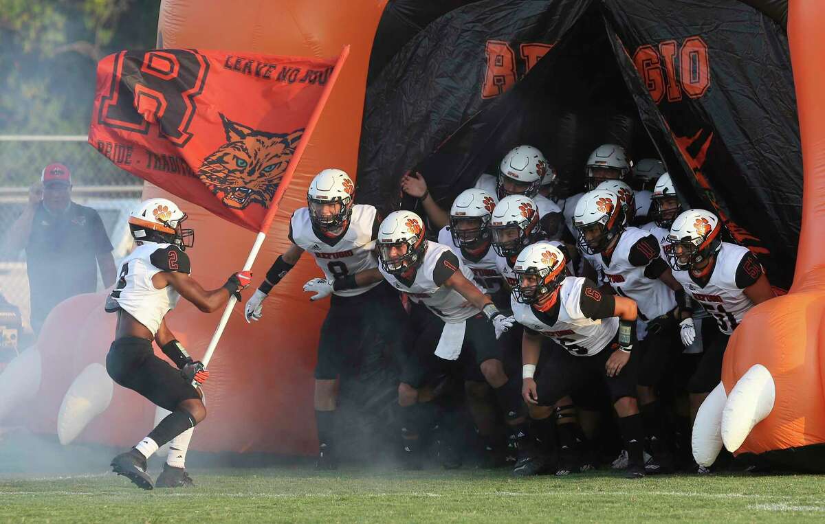 Refugio steps up, runs down Devine 36-7