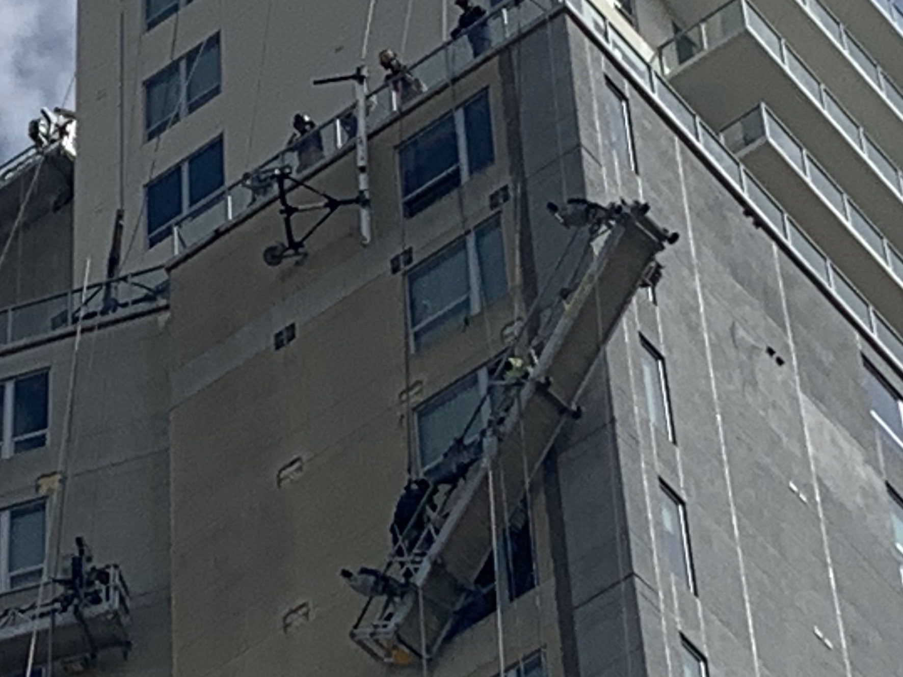 Houston firefighters rescue window washers after platform collapses at ...