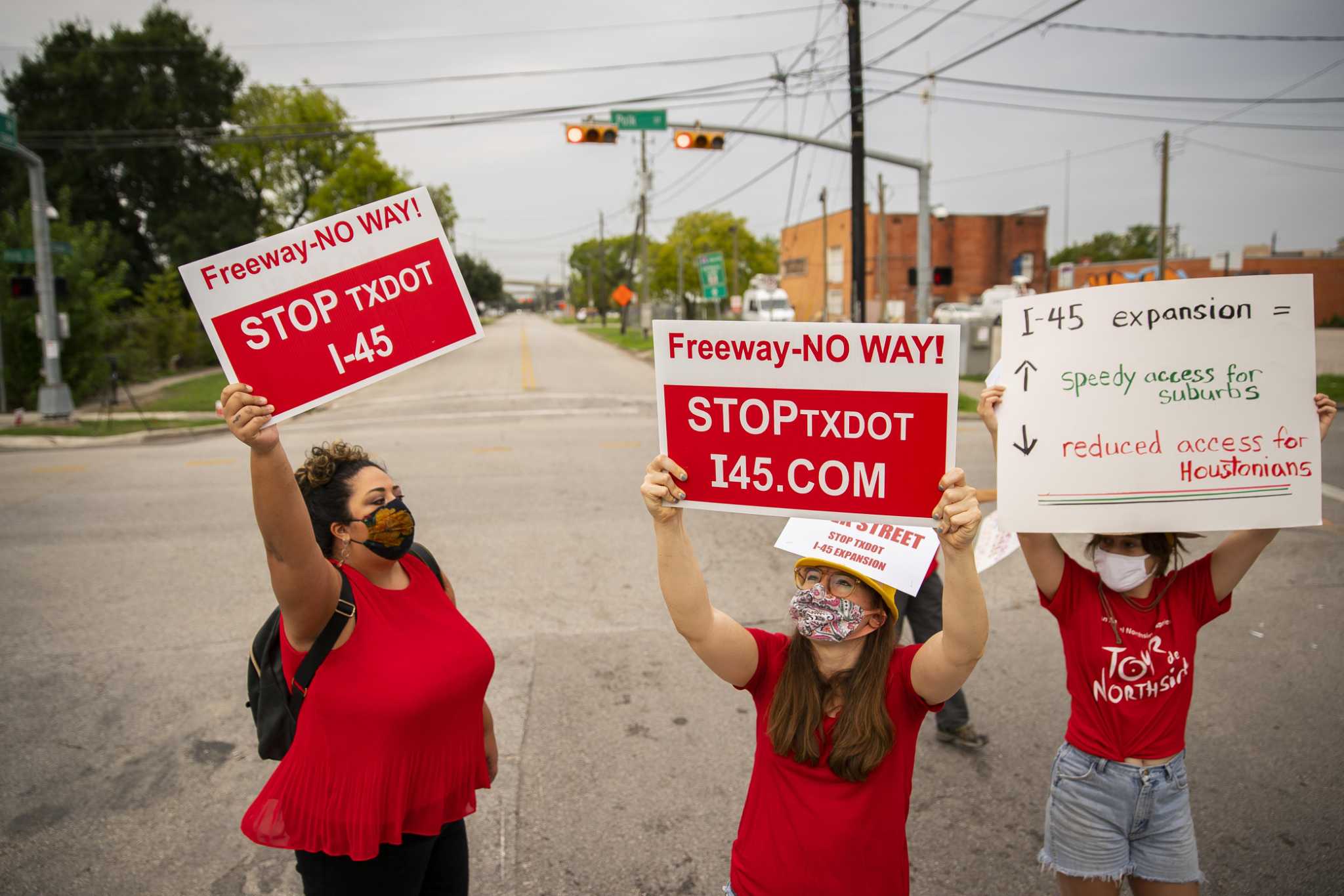 Critics of I-45 rebuild plan take protest to EaDo intersection, over ...
