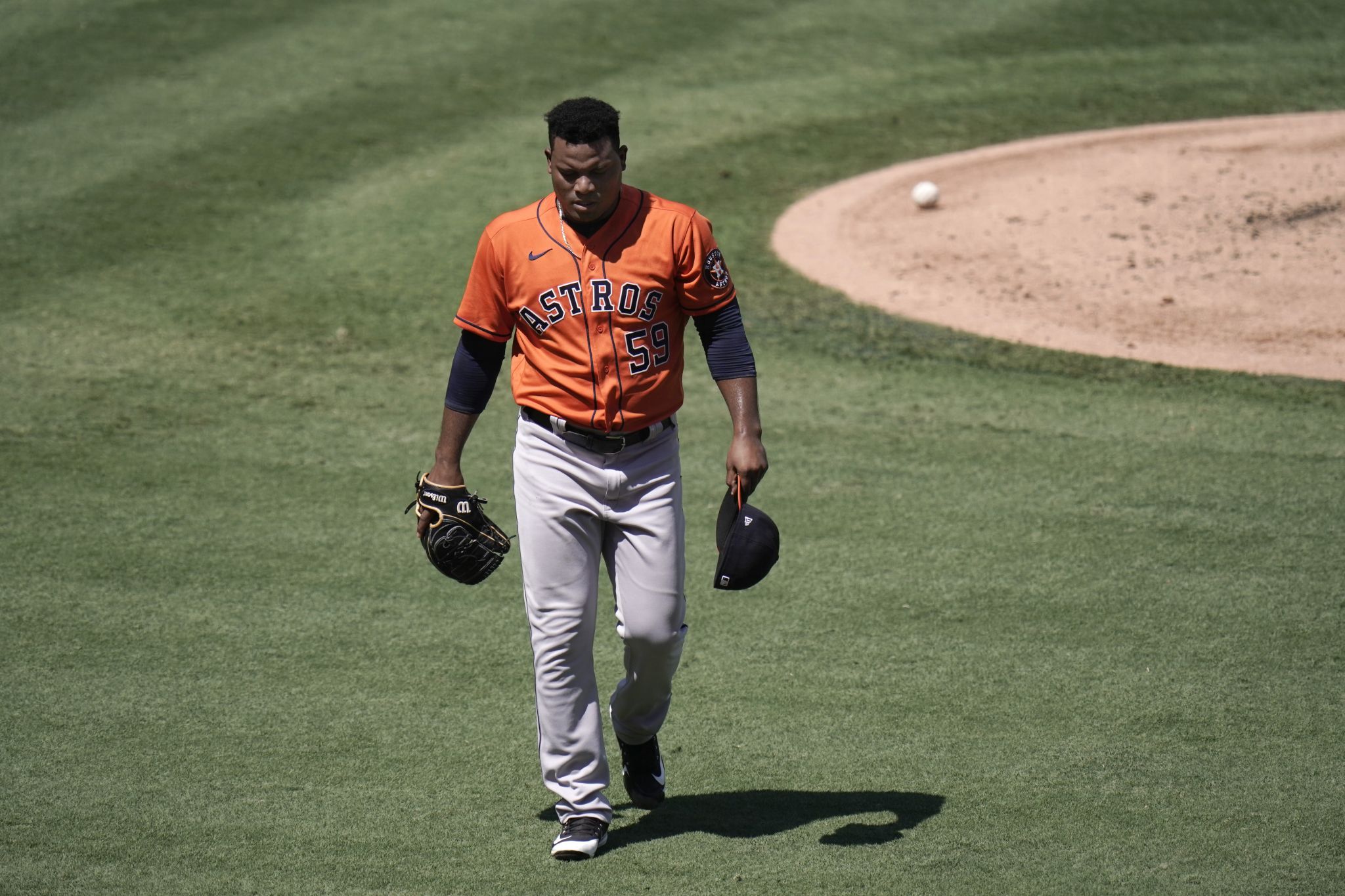 Angels rally in 8th to complete sweep of Astros