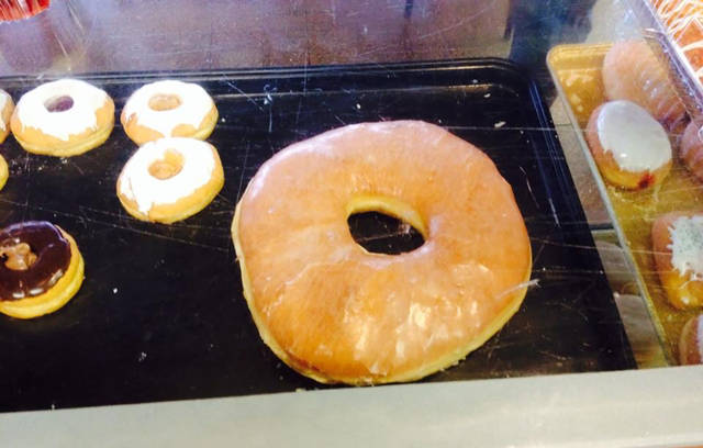 Jacksonville bakery’s foot-round doughnut more like a ‘whoa’nut