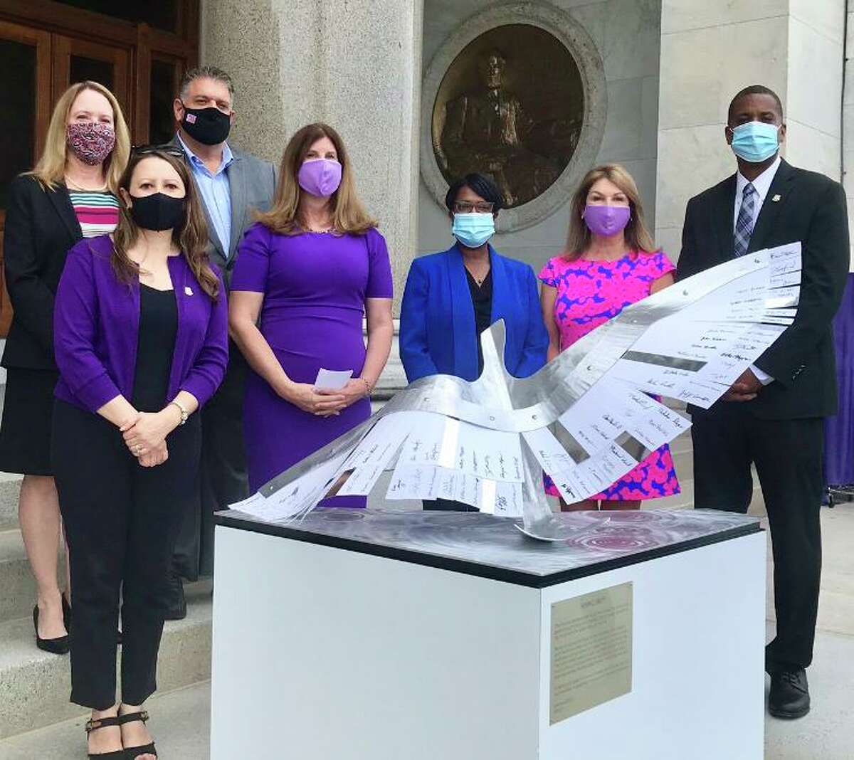 Sculpture honoring those who overdosed unveiled in CT