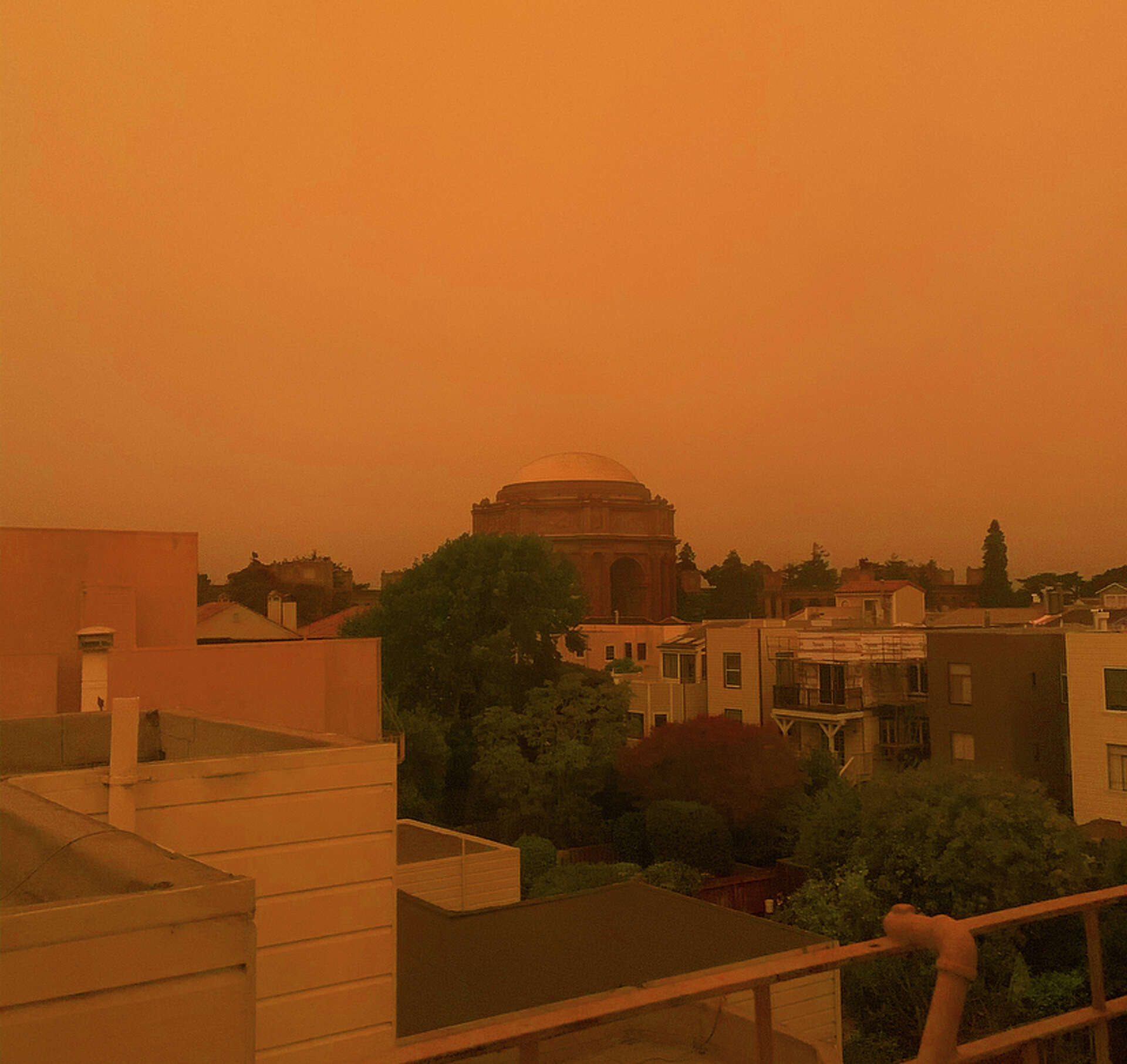Why your phone camera can't capture Northern California's orange sky