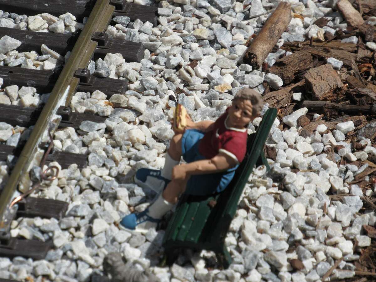 Midlander creates model railroad on front lawn