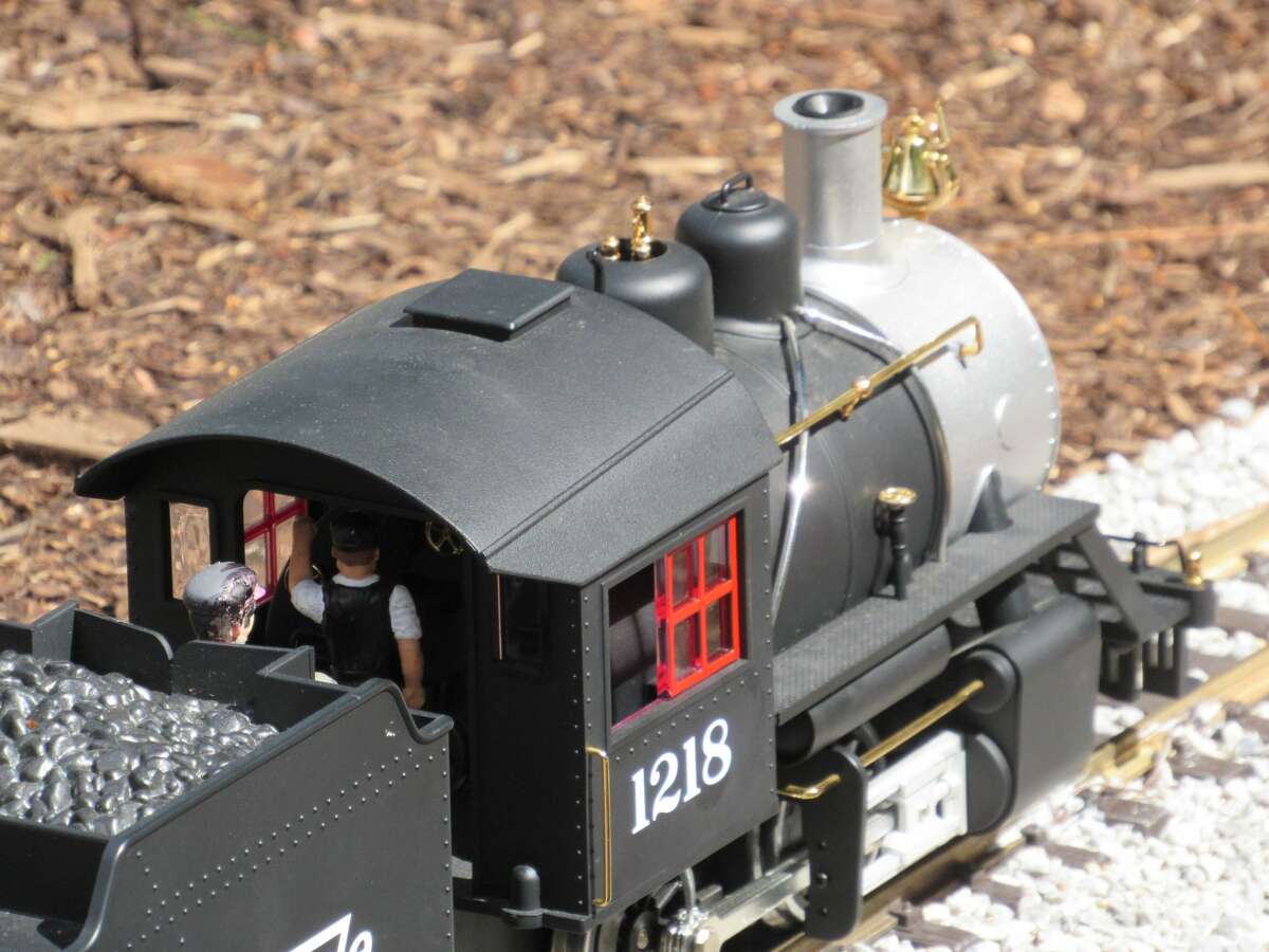 Midlander creates model railroad on front lawn