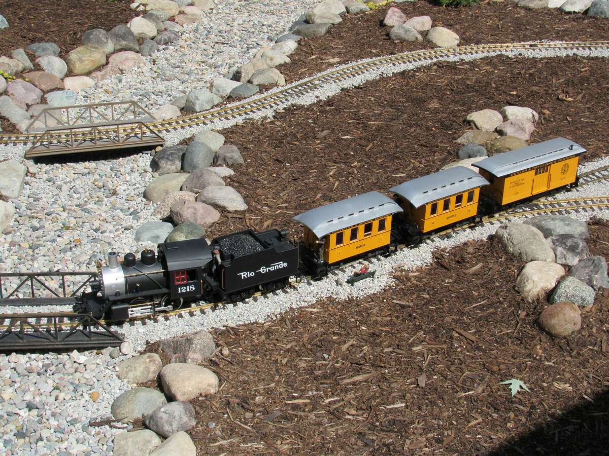 Midlander creates model railroad on front lawn