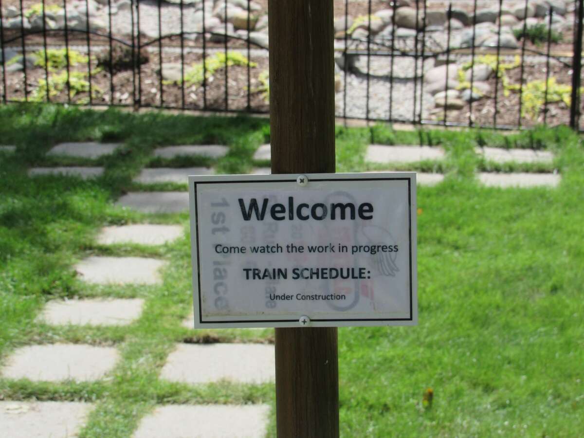 Midlander creates model railroad on front lawn