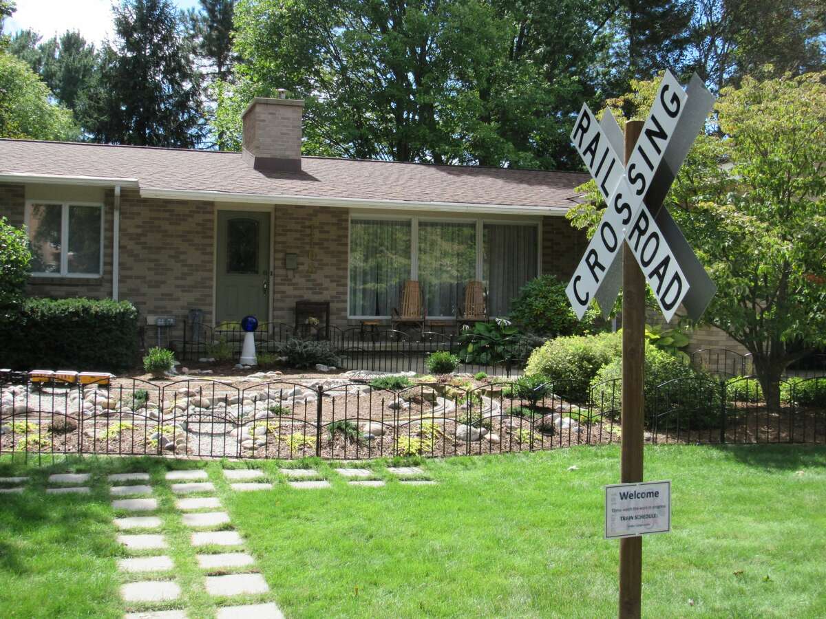 Midlander creates model railroad on front lawn