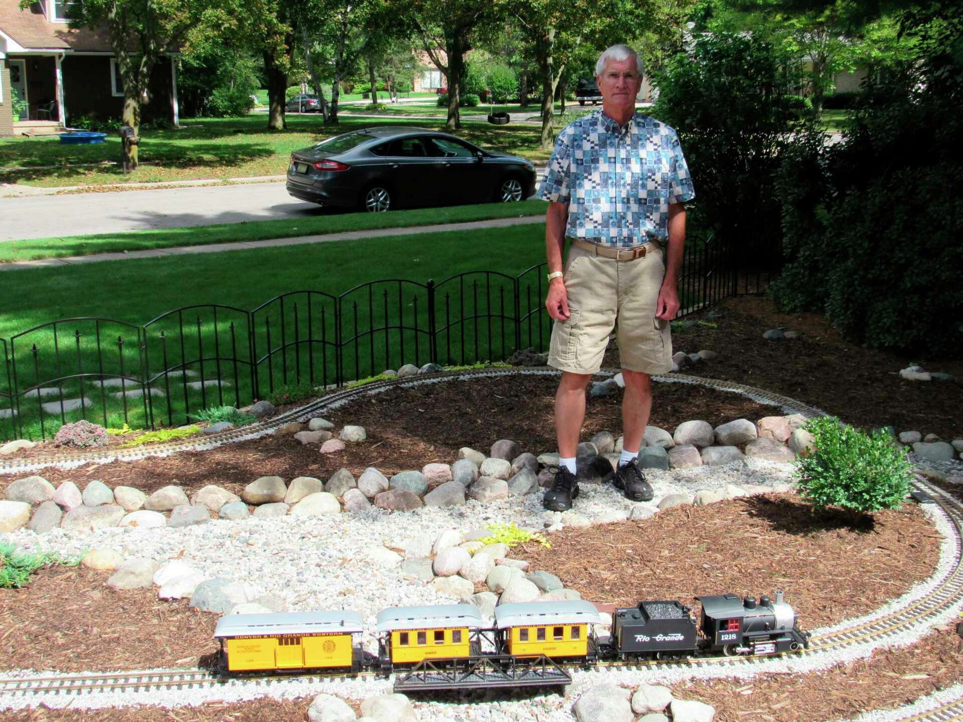 Midlander creates model railroad on front lawn