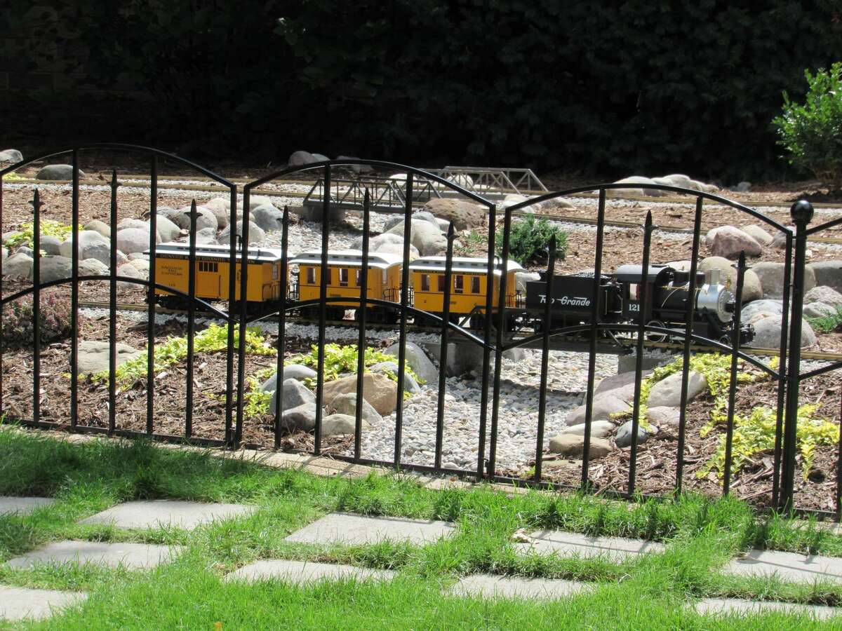 Midlander creates model railroad on front lawn