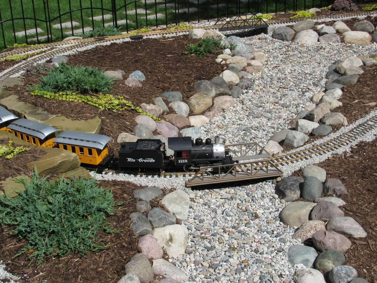 Midlander creates model railroad on front lawn