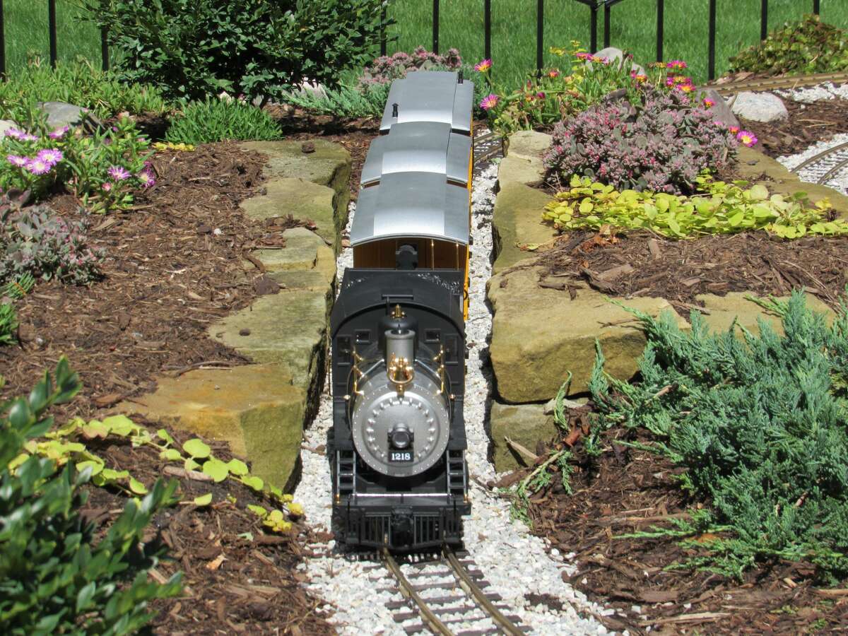 Midlander creates model railroad on front lawn