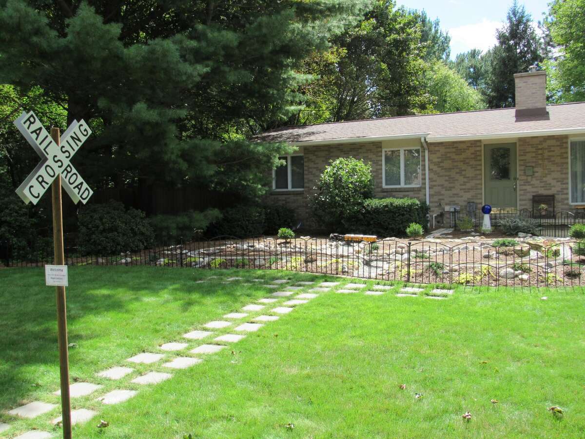 Midlander creates model railroad on front lawn