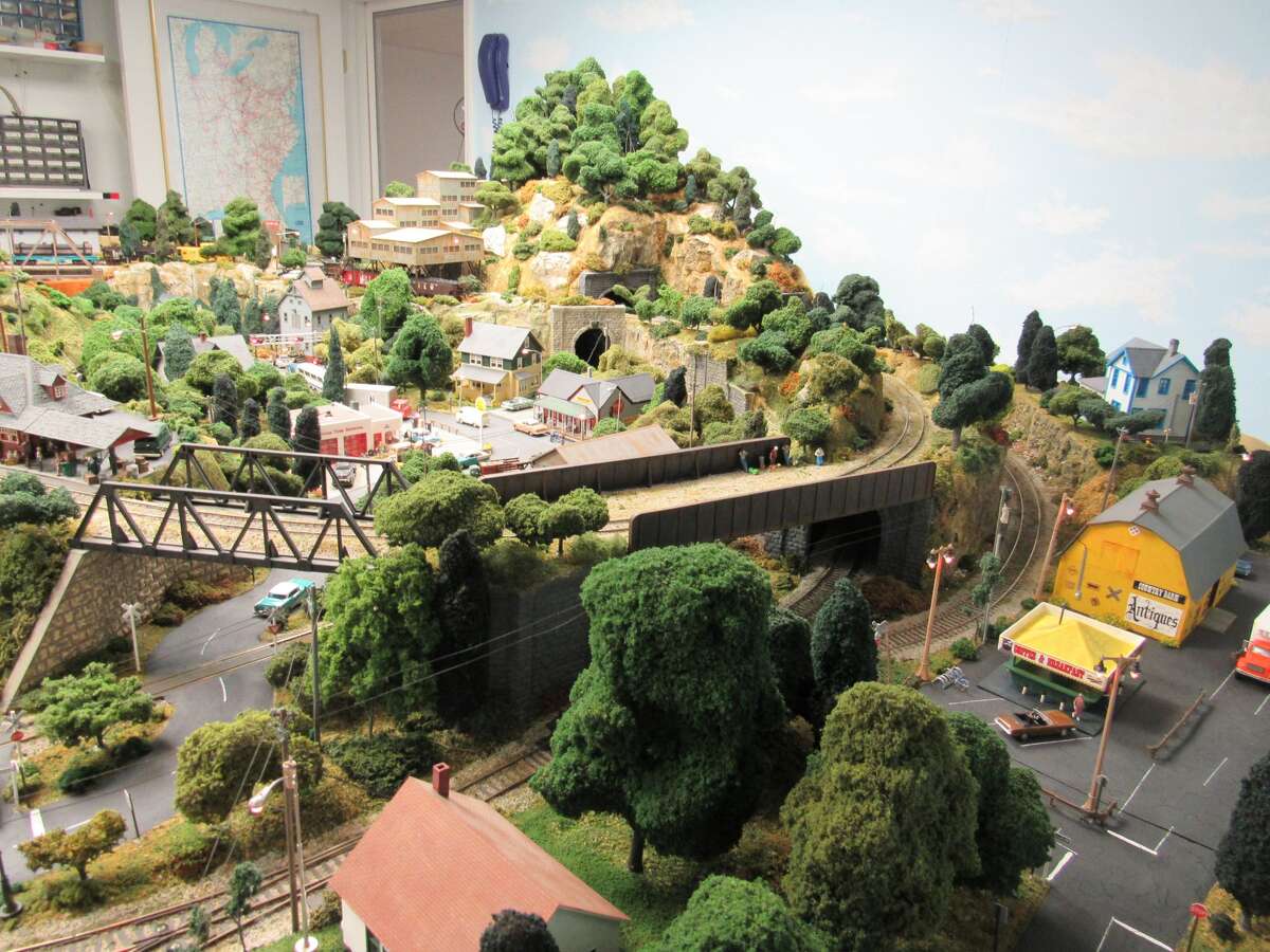 Midlander creates model railroad on front lawn
