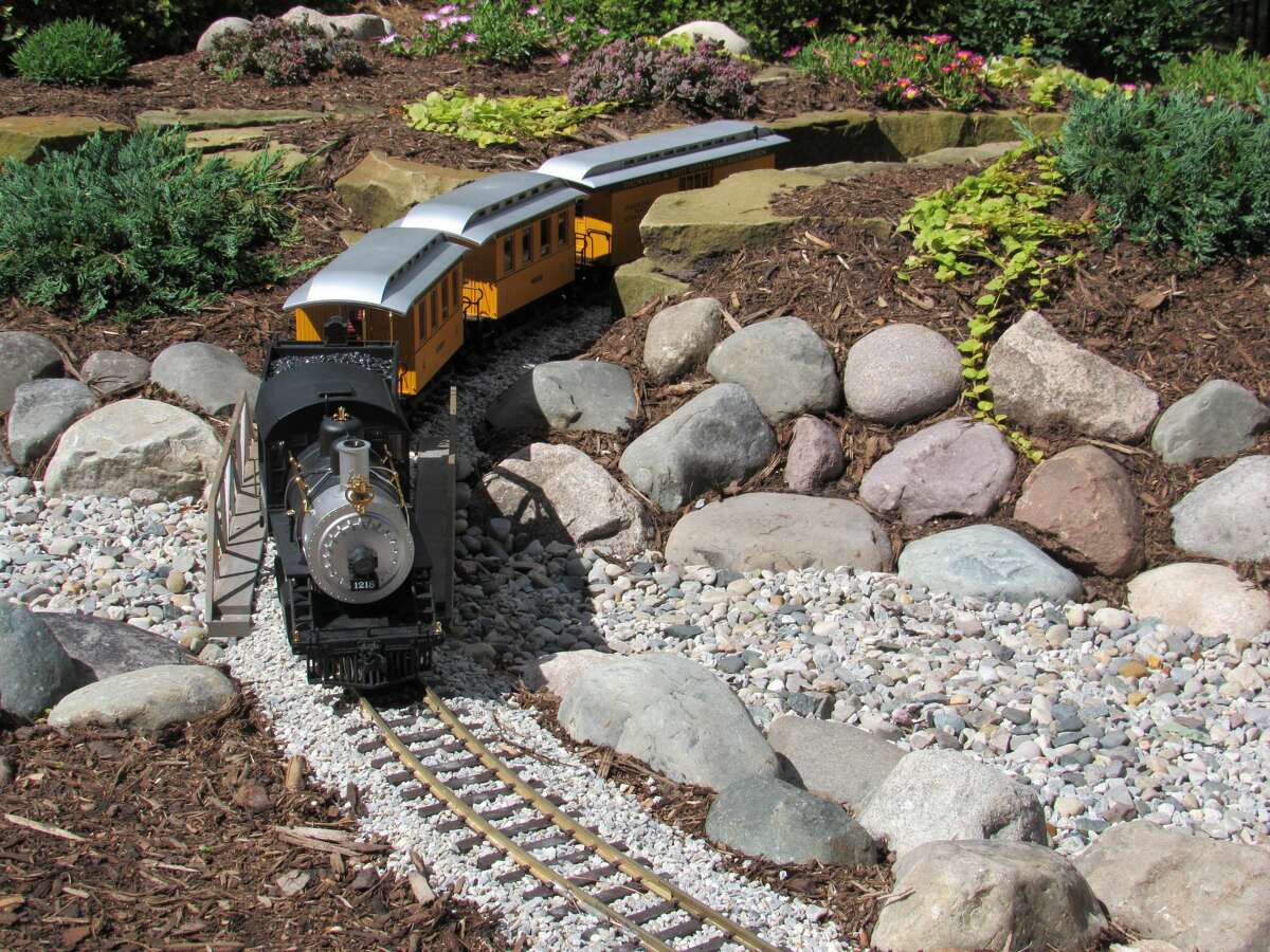 Midlander creates model railroad on front lawn