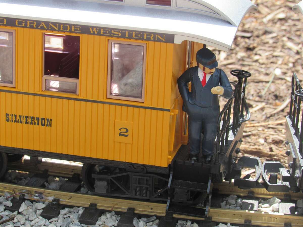 Midlander creates model railroad on front lawn