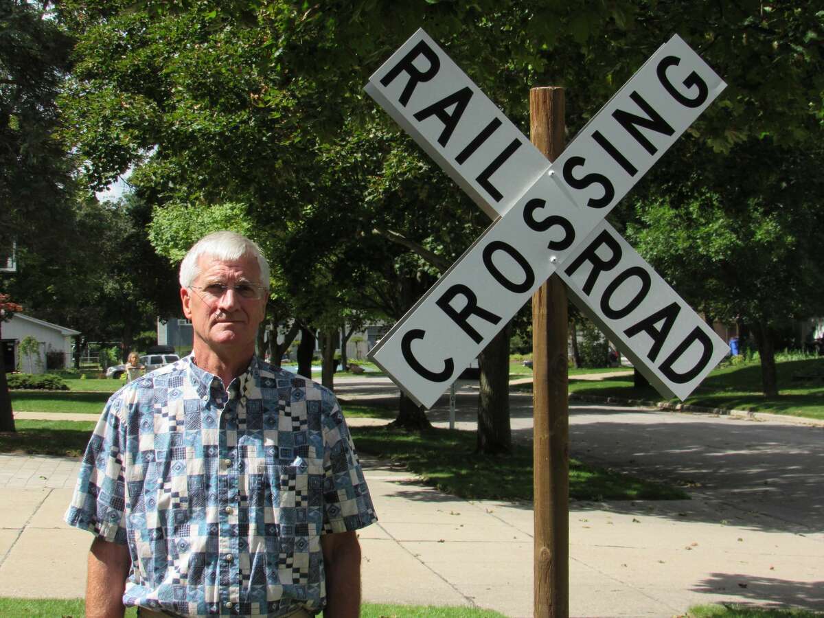Midlander creates model railroad on front lawn