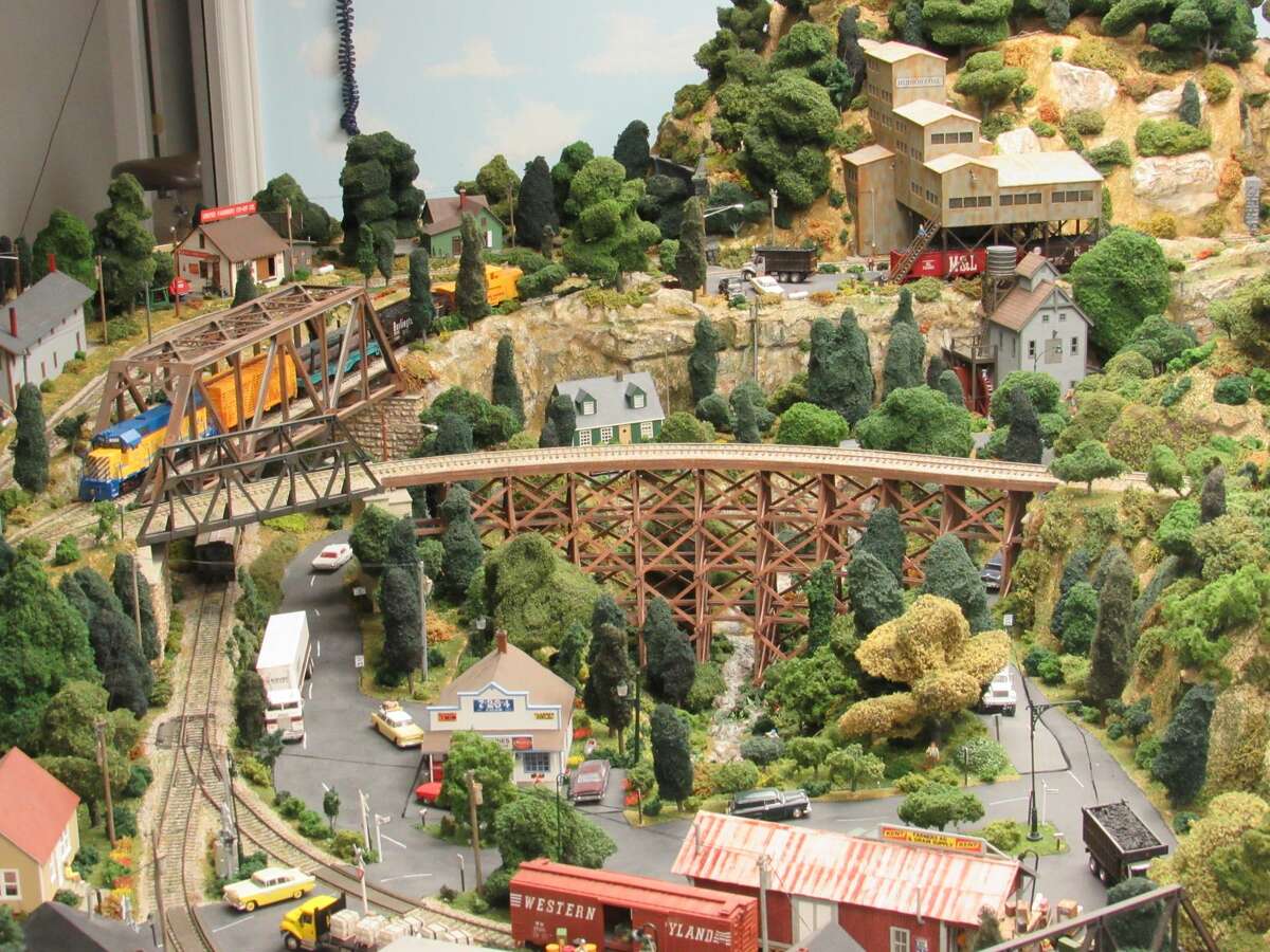 Midlander creates model railroad on front lawn