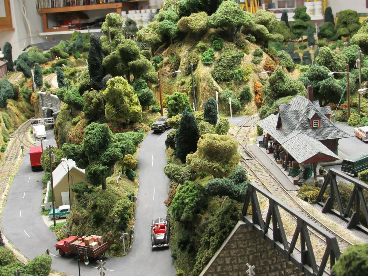 Midlander creates model railroad on front lawn