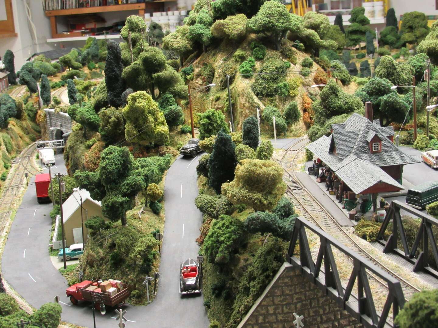 Midlander creates model railroad on front lawn