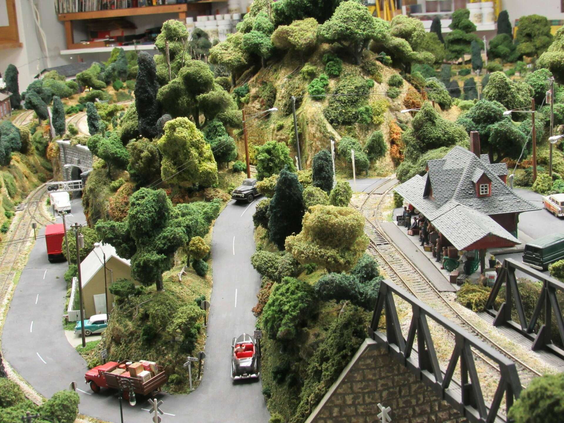 Midlander creates model railroad on front lawn