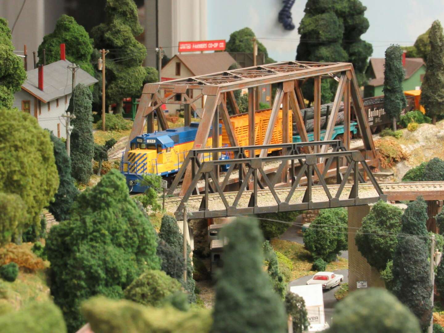 Midlander creates model railroad on front lawn