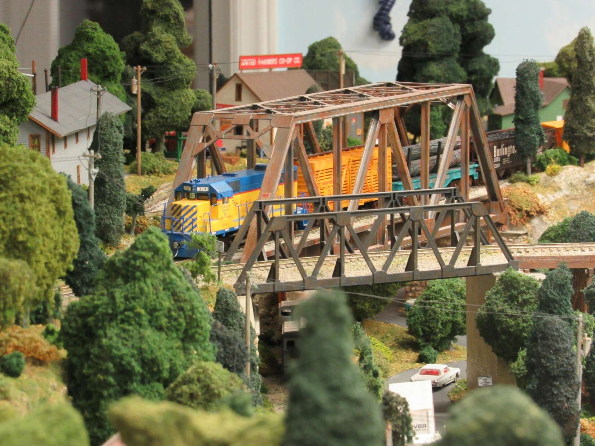 Midlander creates model railroad on front lawn