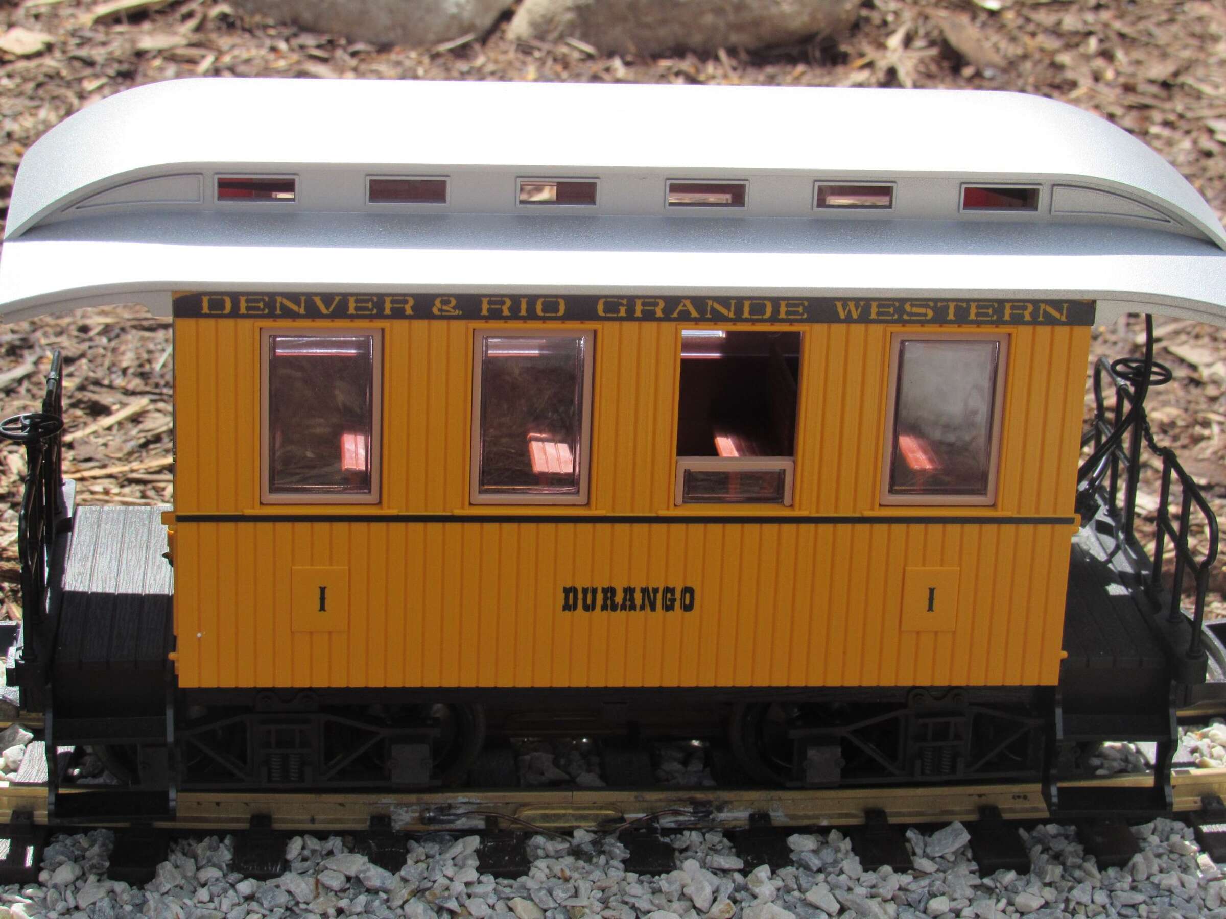 Midlander creates model railroad on front lawn