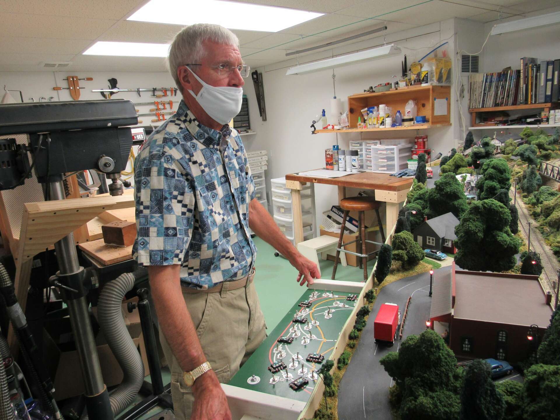 Midlander creates model railroad on front lawn