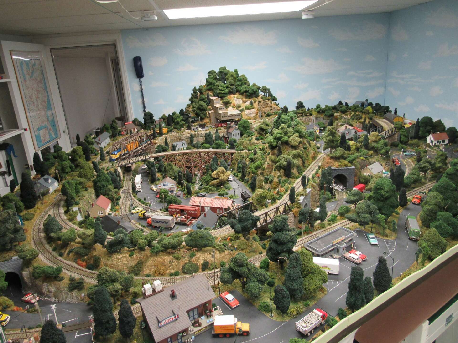 Midlander creates model railroad on front lawn
