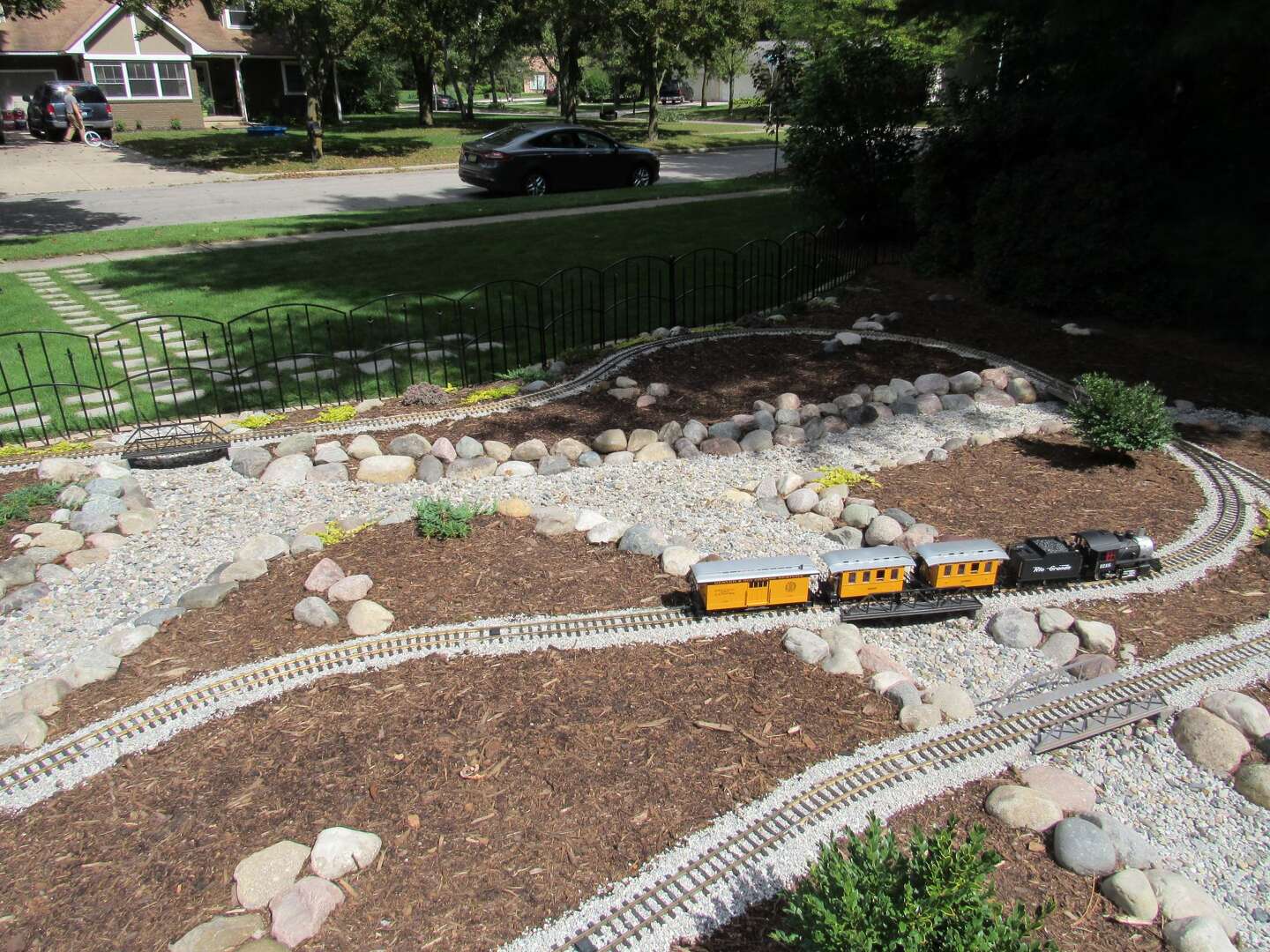 Midlander creates model railroad on front lawn