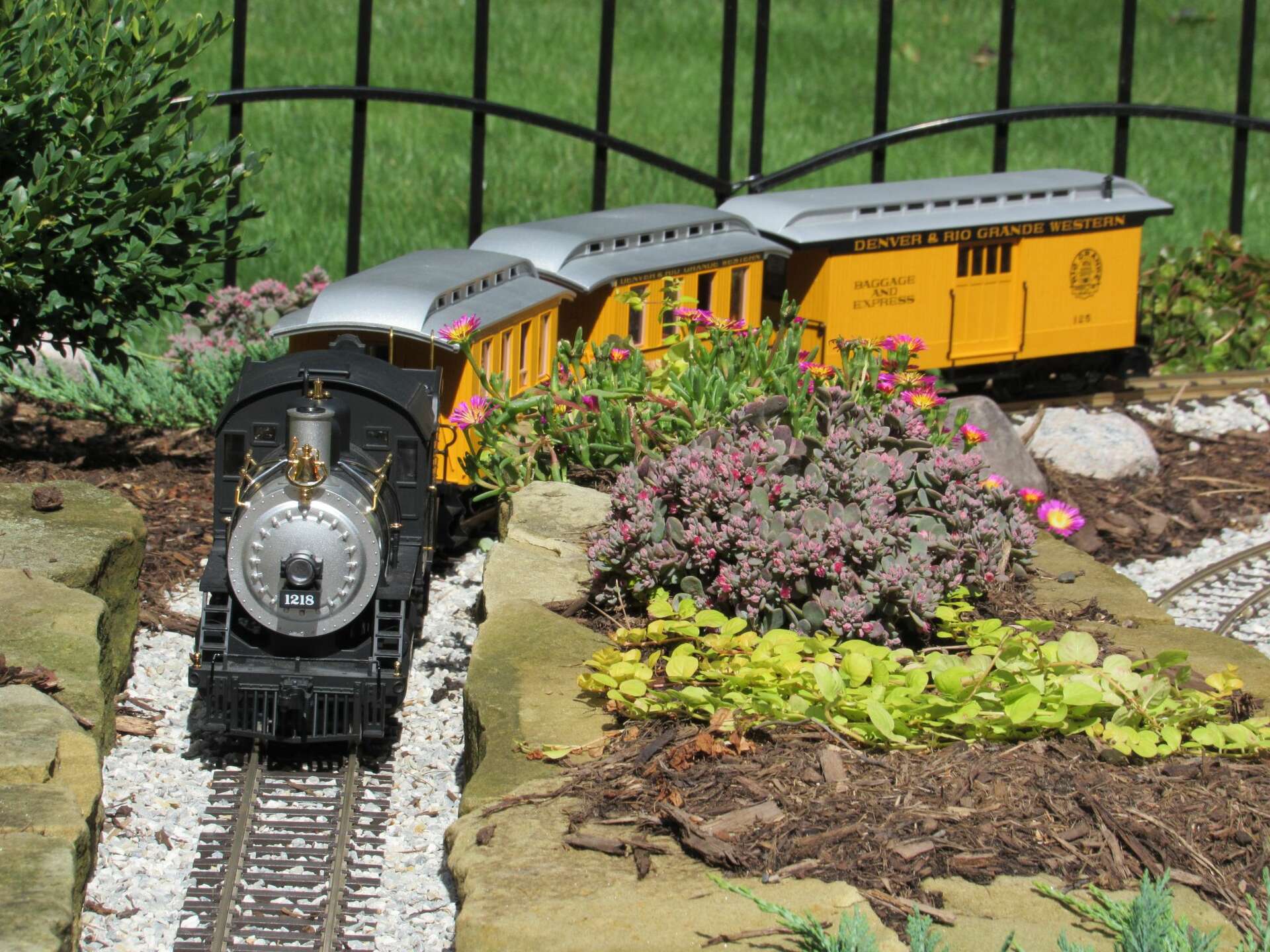 Midlander creates model railroad on front lawn