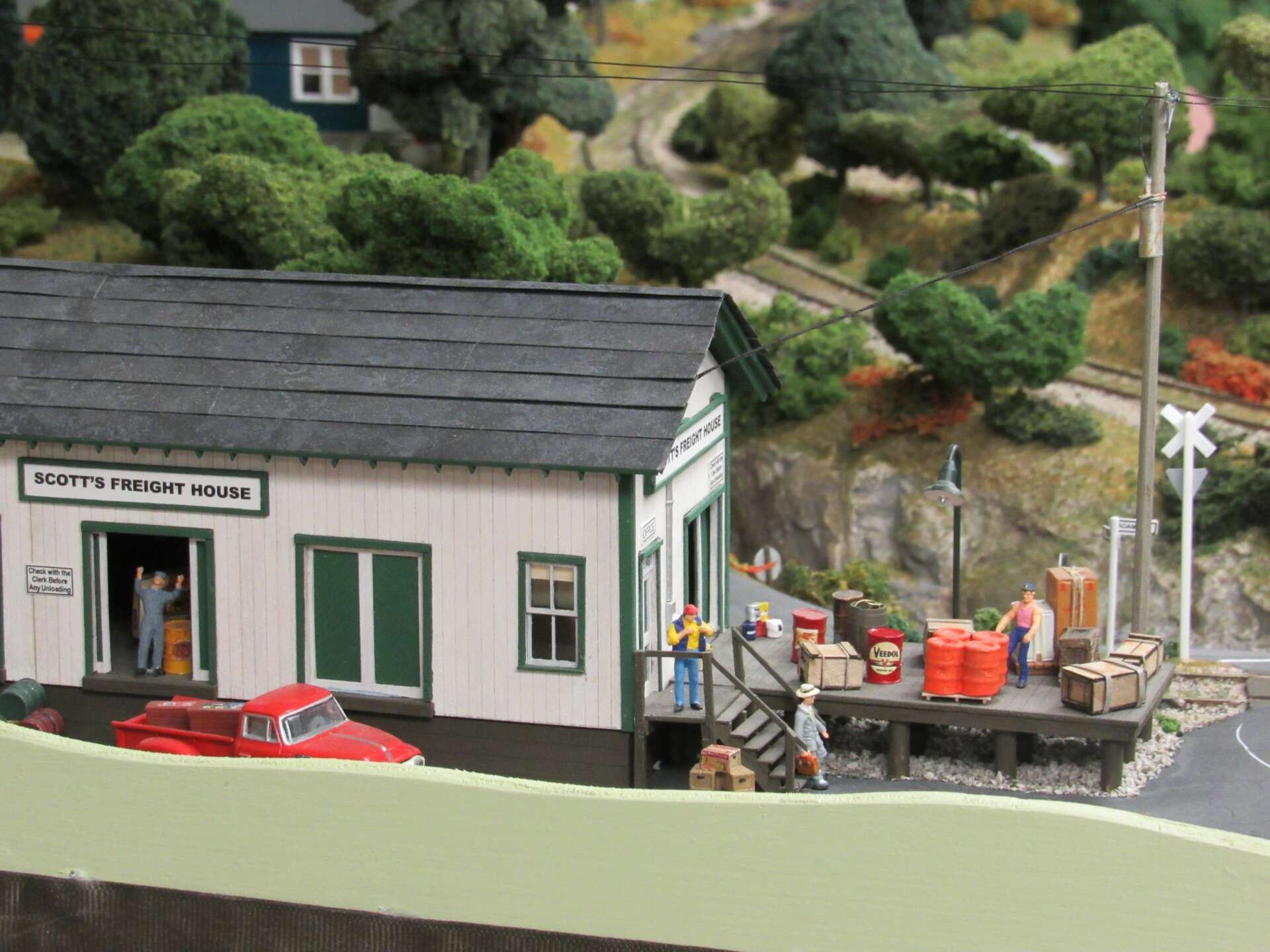 Midlander creates model railroad on front lawn