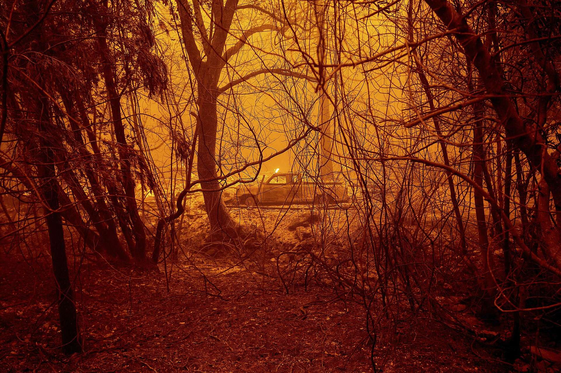 Bear Fire explodes, killing 3 and triggering 20,000 to evacuate